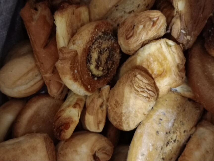 Хлеб, торты, молоко для животныхх