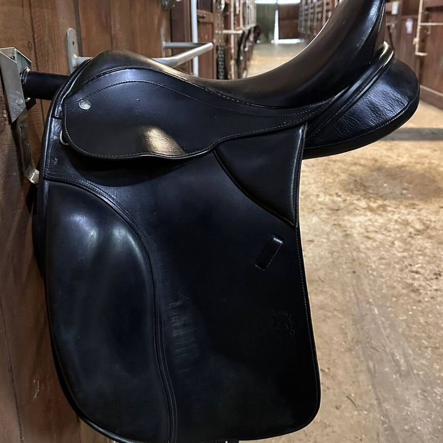 Выездковое седло