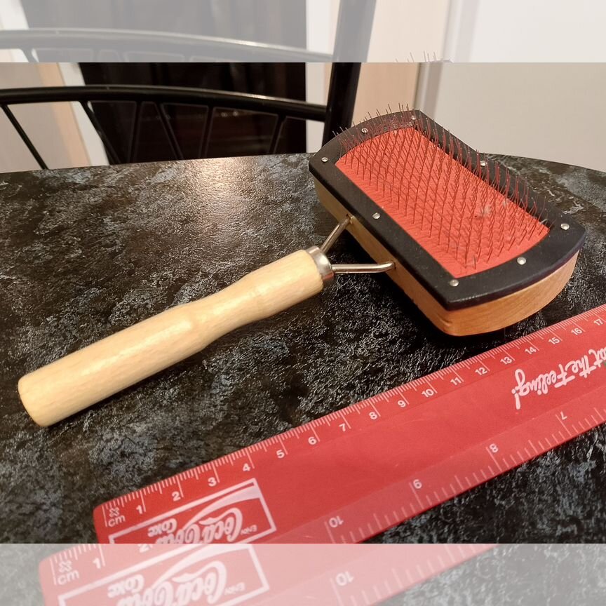 Щётка-пуходерка деревянная для домашних животных