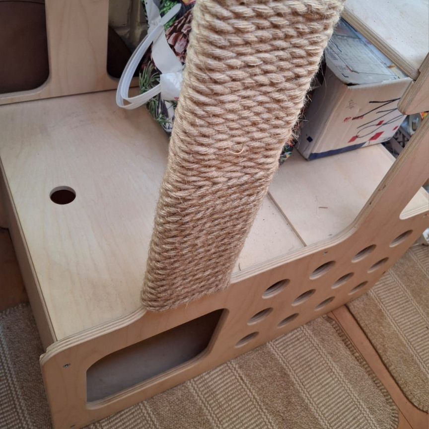 Стойка - домик для кошек из дерева