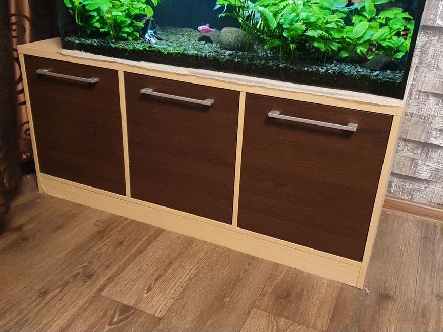 Аквариум с рыбками и тумбой 235 л