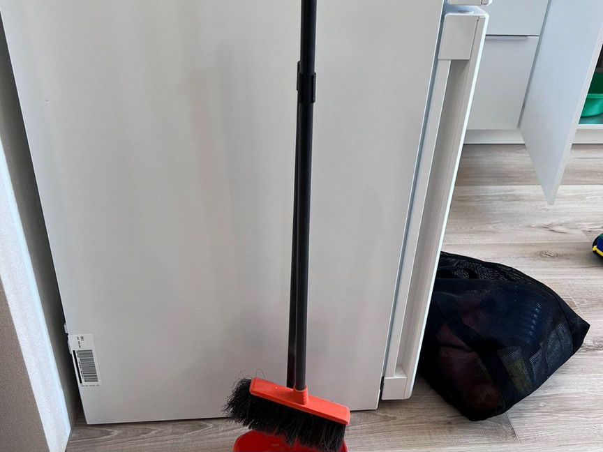 Совок и щетка