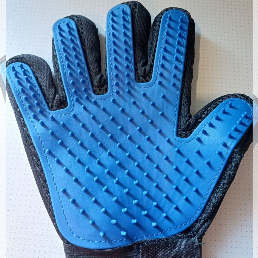 Перчатка для вычесывания шерсти