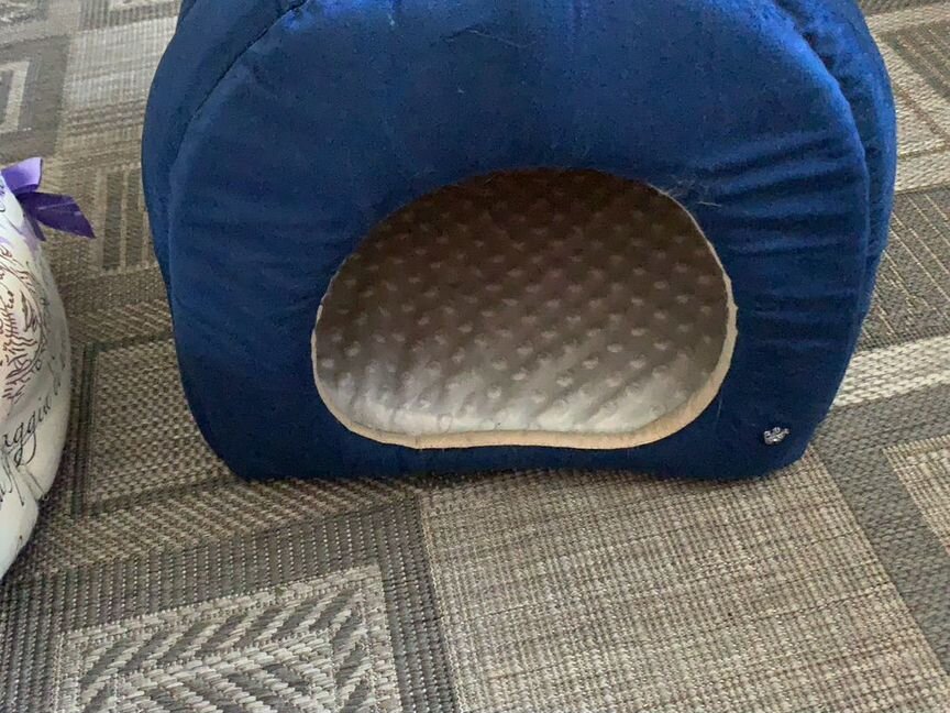 Домик для кошечек и маленьких собачек,мало б/у