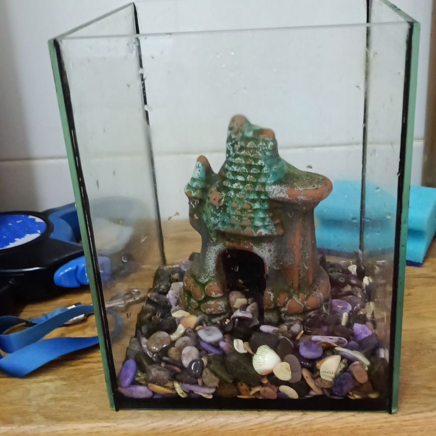 Аквариум 16на16 сантиметров с украшениями 8 л-10