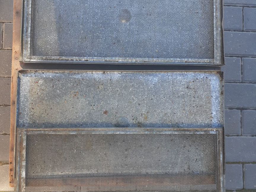 Поддоны раздвижные с сеткой для лечения пчел