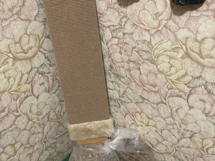 Когтеточка и опилки для кота