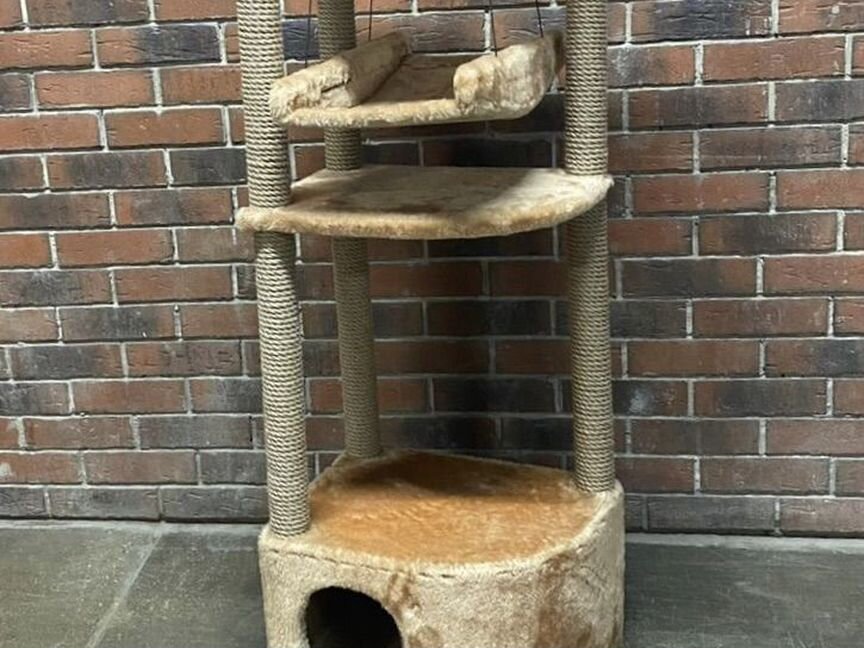 Домик для кошки с когтеточкой бу угловая