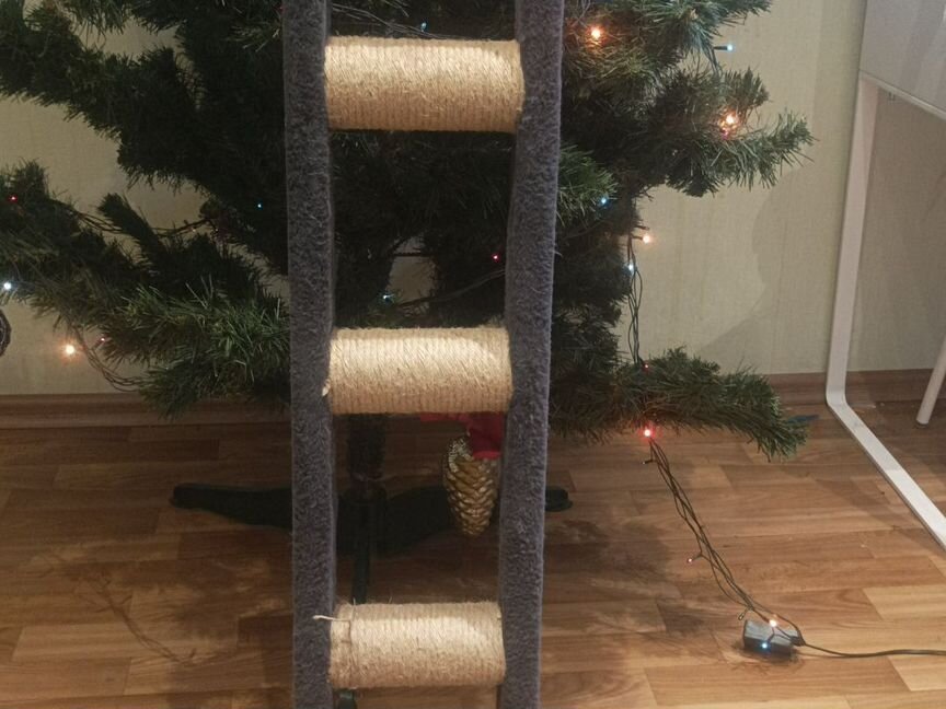 Кошачья когтеточка с лишними деталями