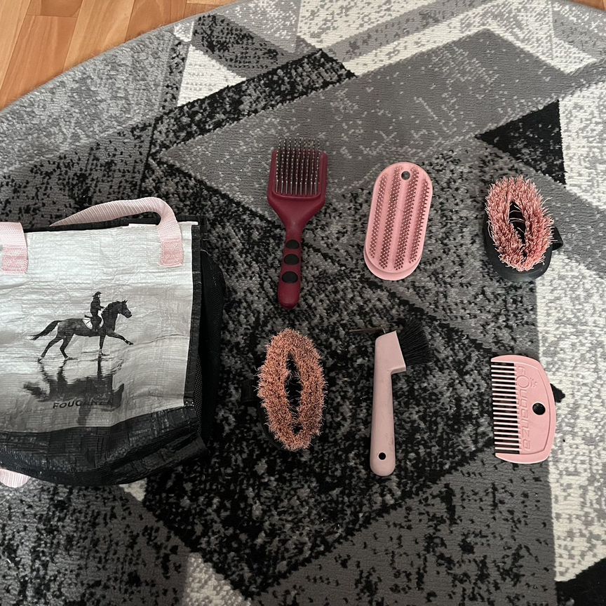 Щетки для лошади