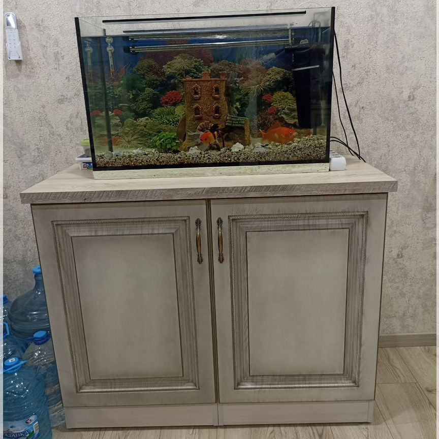 Аквариум с рыбками с тумбой