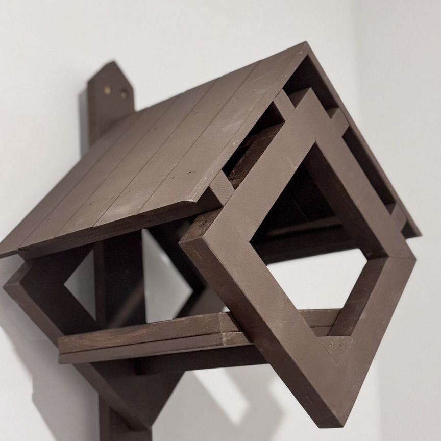 Кормушка для птиц и белок из дерева