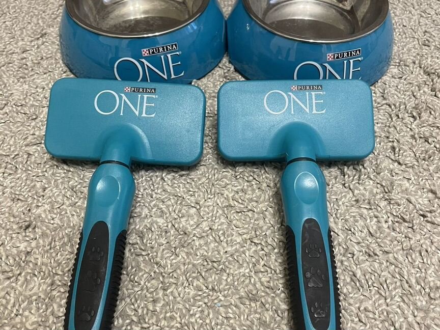 Миска и щетка для кошек