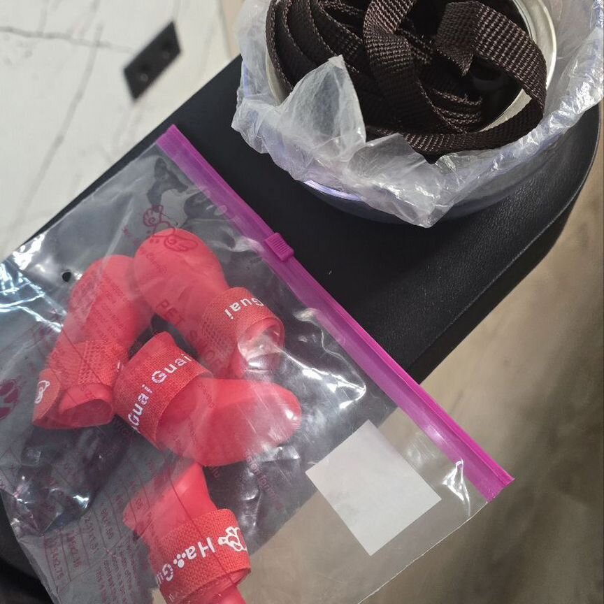 Лежанка, миски, обувь для собаки