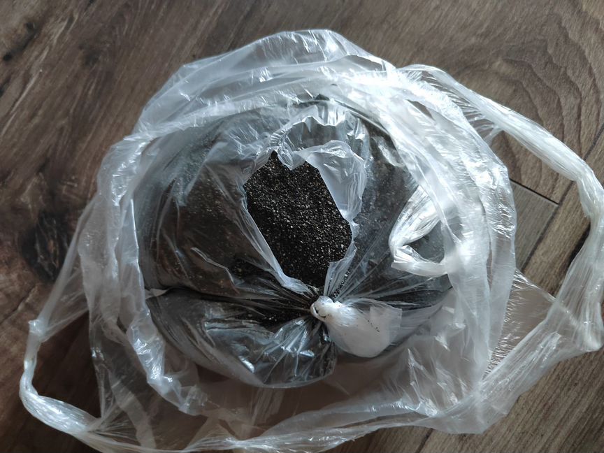 Черный песок с моря