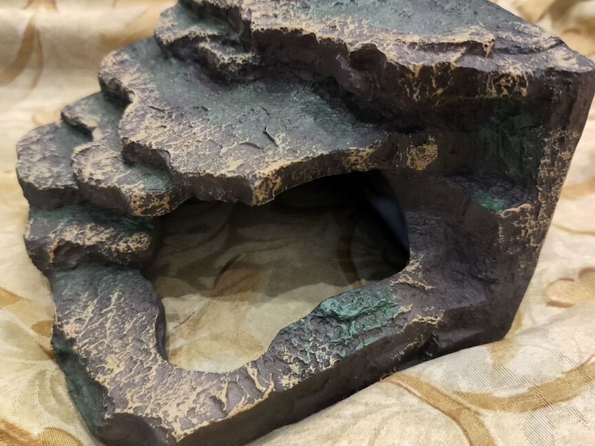 Угловое укрытие для террариума