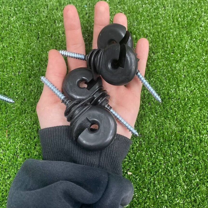 Изолятор для электропастуха с саморезом по дереву