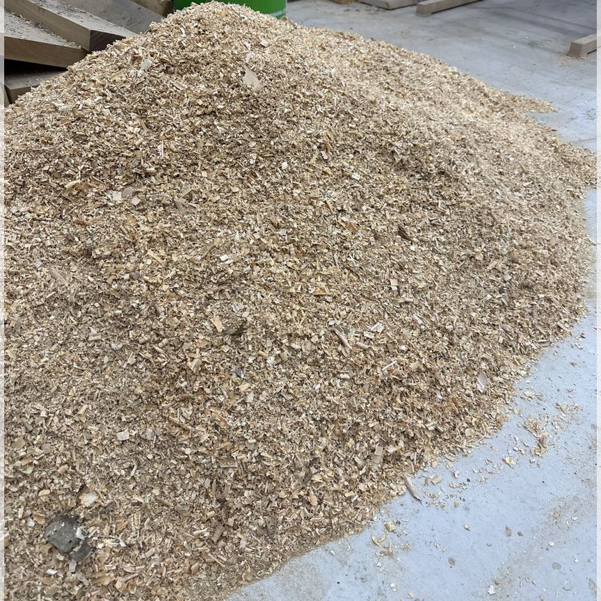 Сухие опилки в мешках