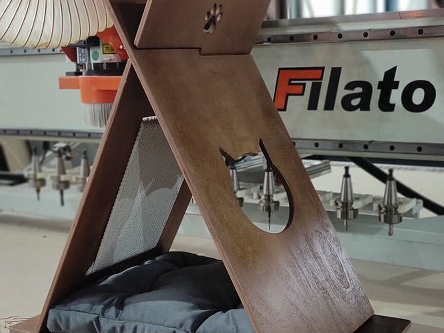 Кошачий домик с когтеточкой