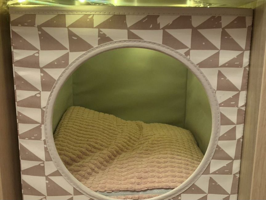 Домик Луврик для кошки IKEA в стеллаж с подушкой