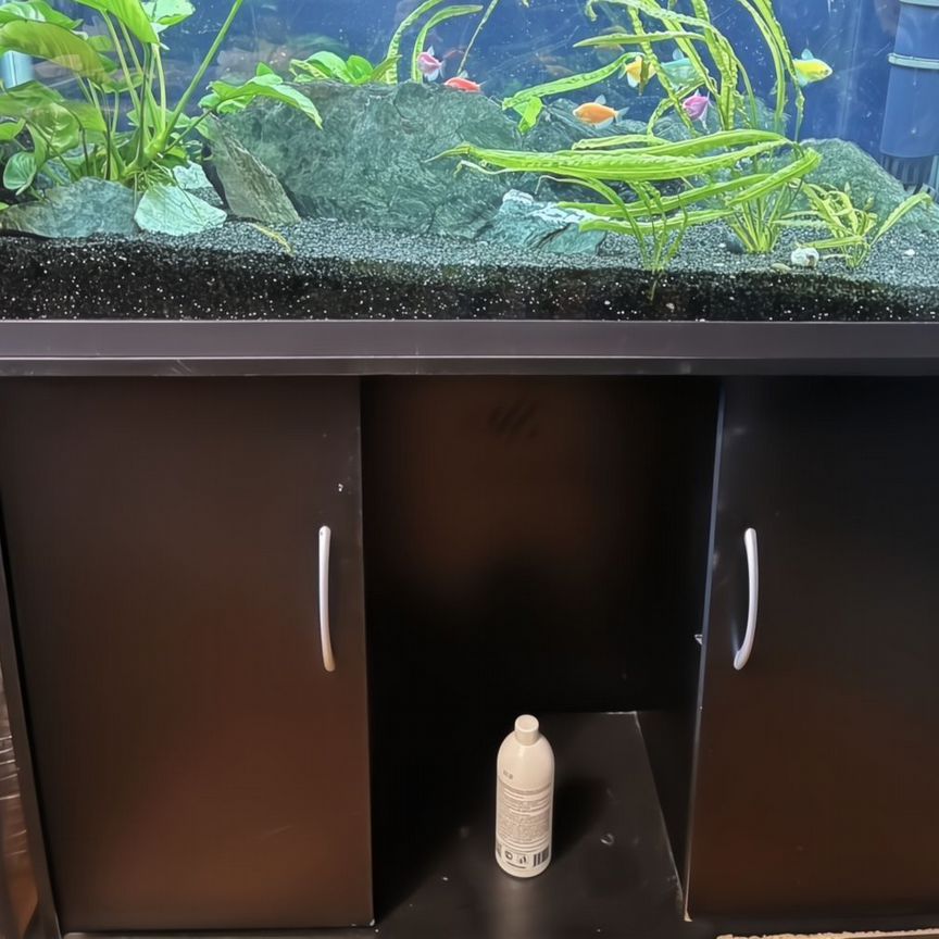 Аквариум с рыбками и тумбой