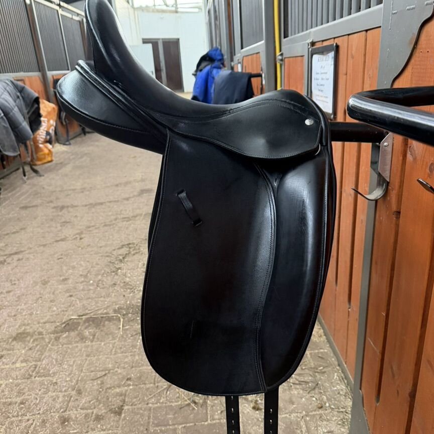 Выездковое седло