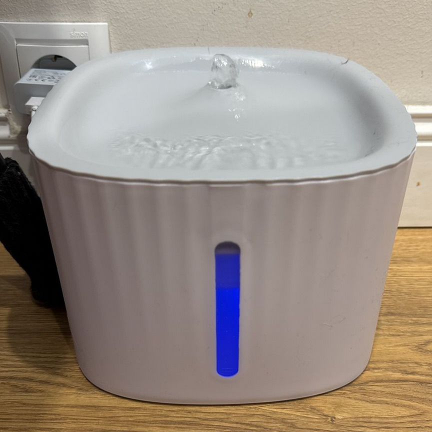 Фонтан поилка для кошек б/у