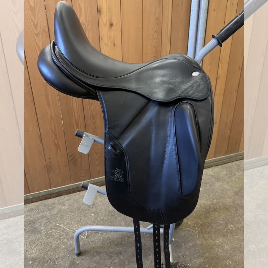 Седло выездковое Fairfax