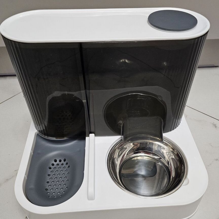 Стильная автокормушка для кошек