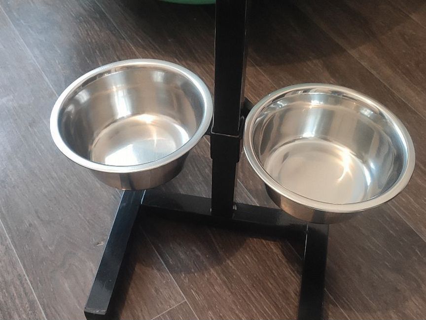 Стойка с мисками для собак