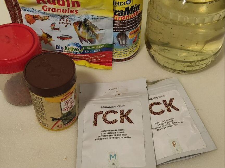 2 рыбки и корм