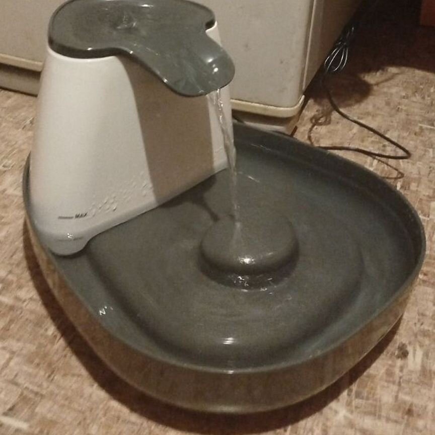 Фонтан поилка для кошек