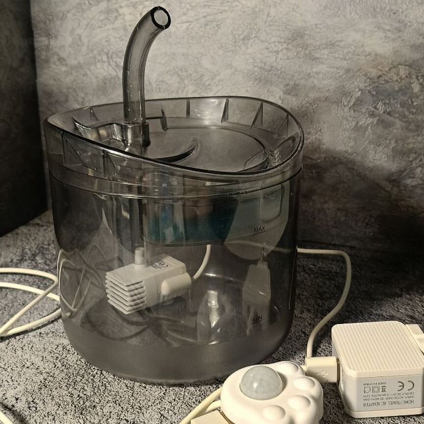 Фонтан поилка для кошек с датчиком движения