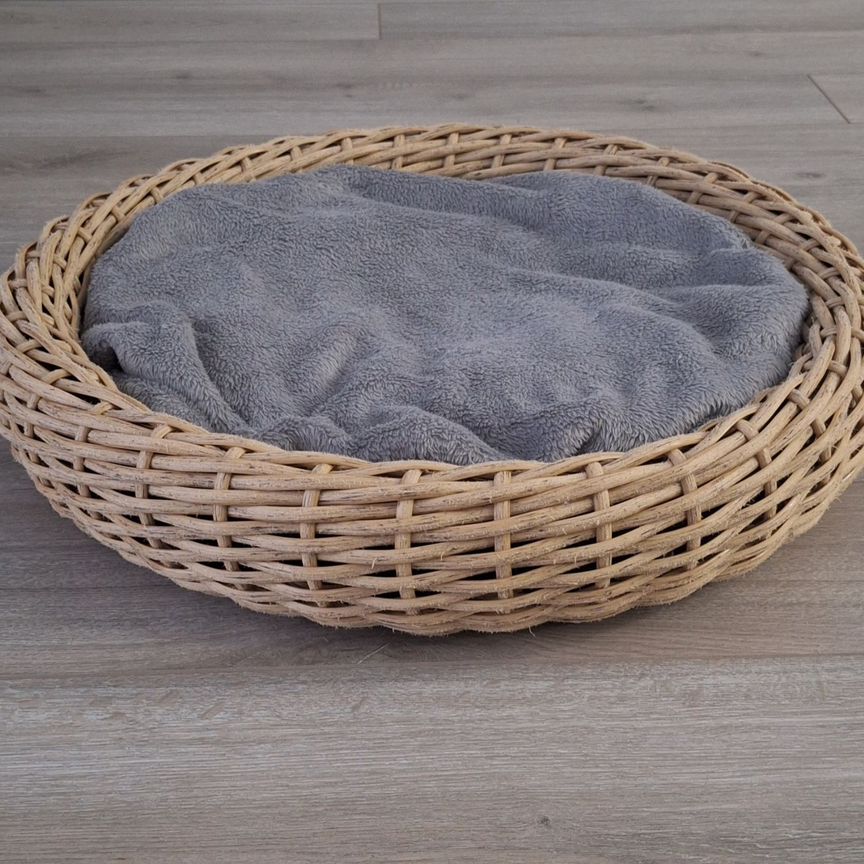 Лежанка для кошек и собак из полиротанга