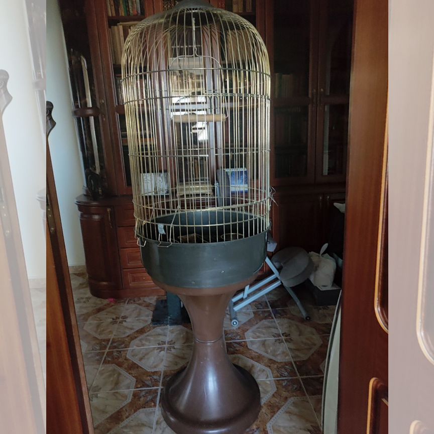 Большая клетка для птиц на ножке