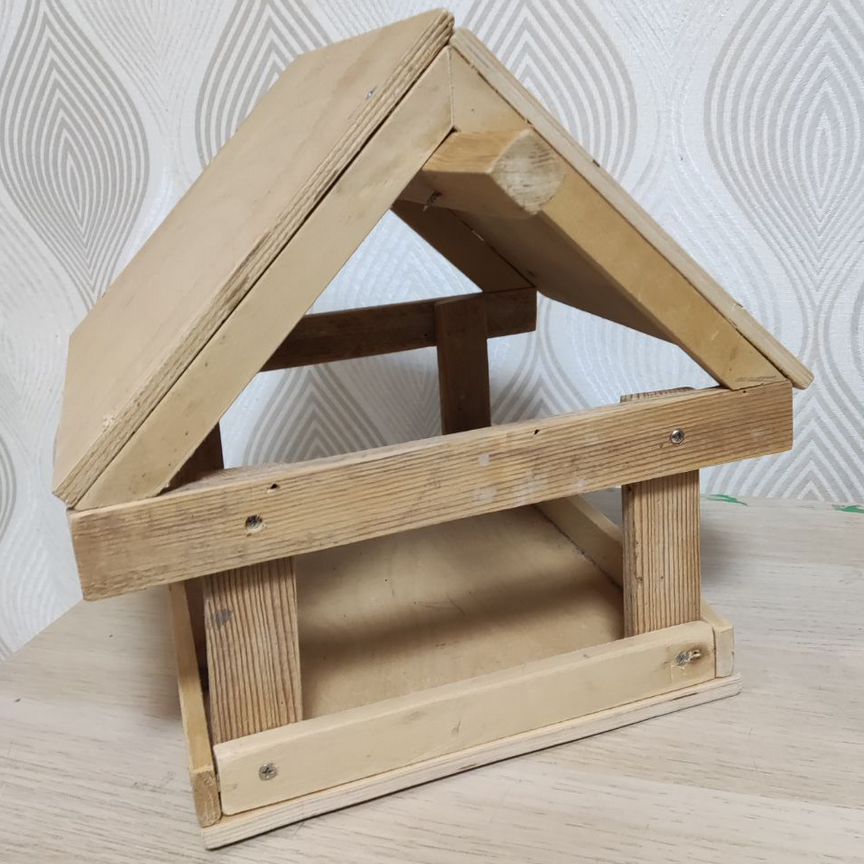 Деревянная кормушка для птиц и белочек