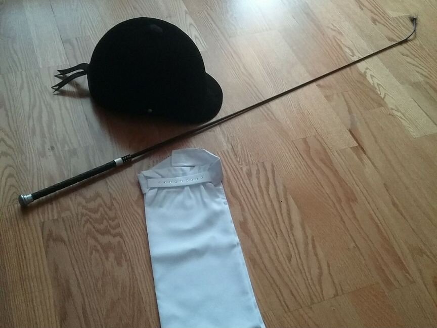 Каска выездковую, хлыст,галстук