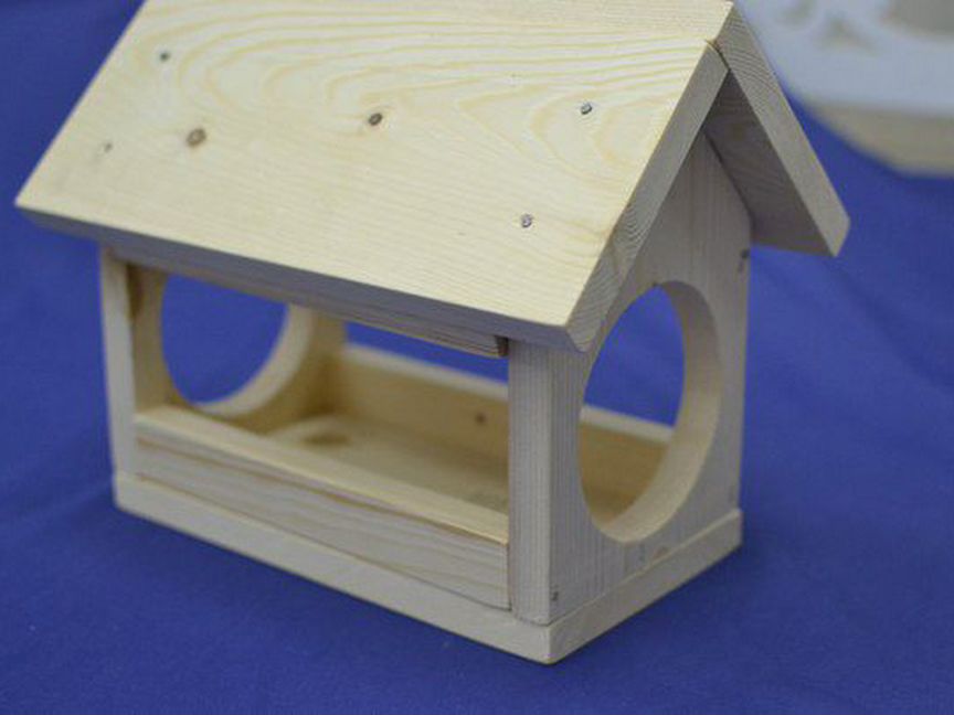 Кормушка, скворечник для птиц