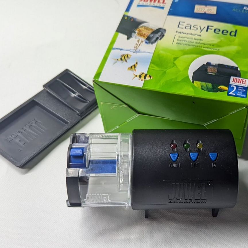 Автоматическая кормушка для рыбок в аквариуме