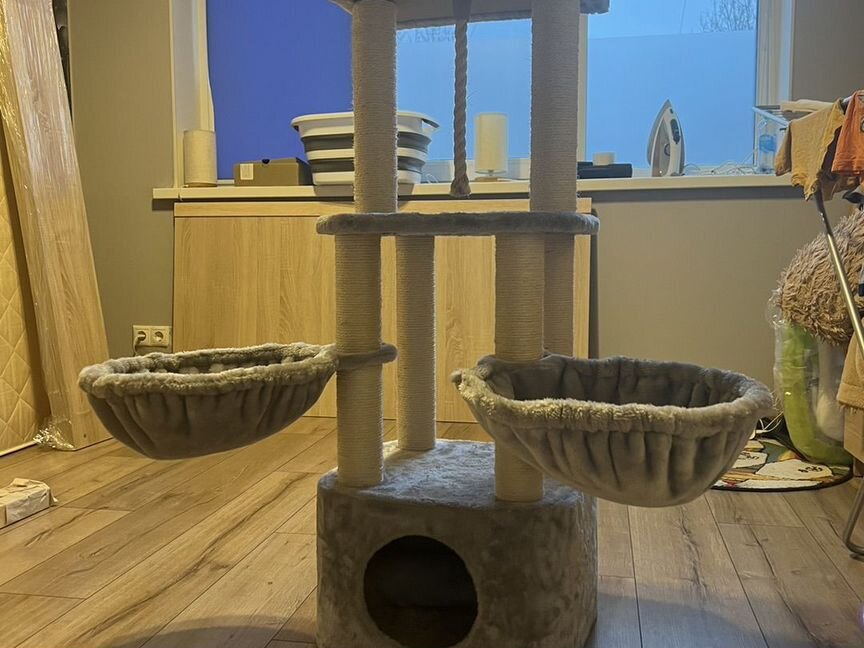 Кошачий домик с когтеточкой