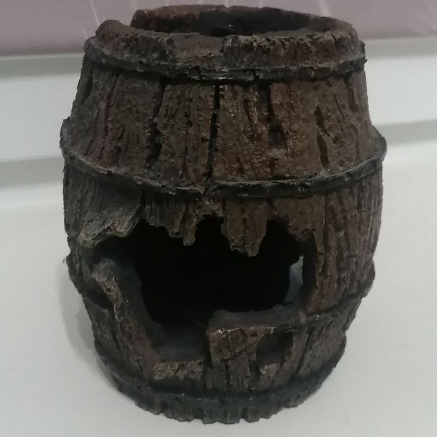 Корм для рыб и декор бочка для аквариума