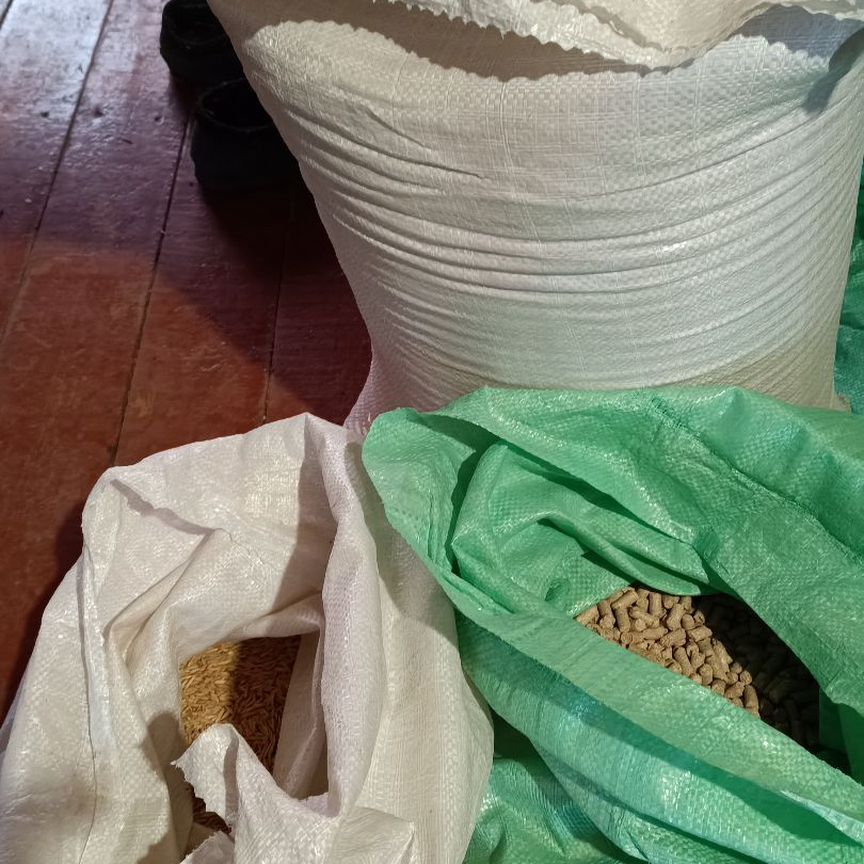 Овёс и гранулы корма для животных