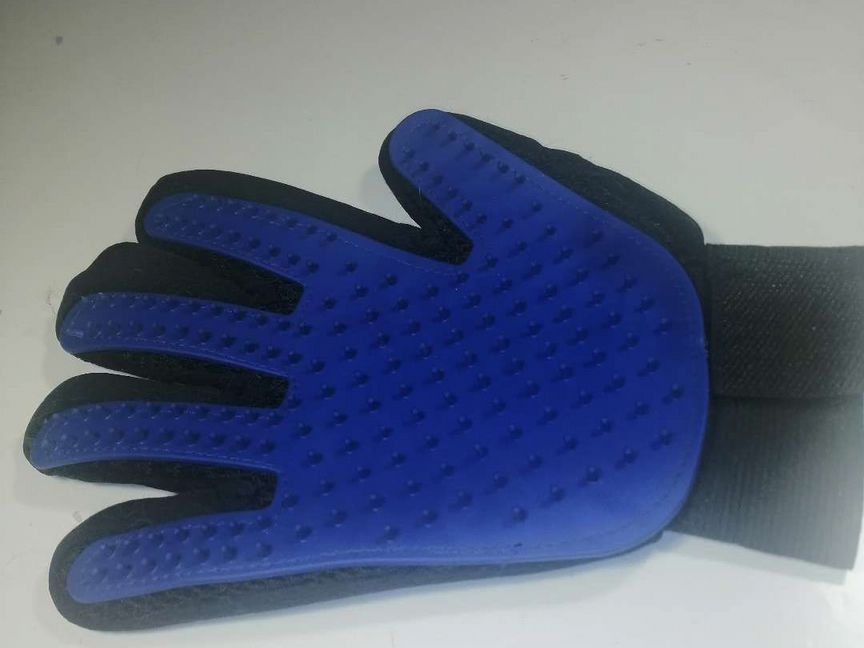 Перчатка для вычесывания шерсти