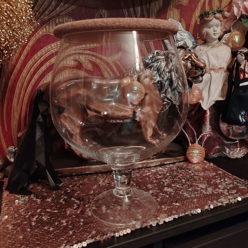 Аквариум в виде бокала