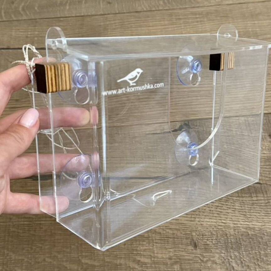 Кормушка для птиц на окно