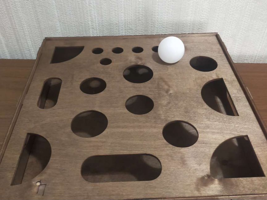 Игрушка для кошек лабиринт с мячиком