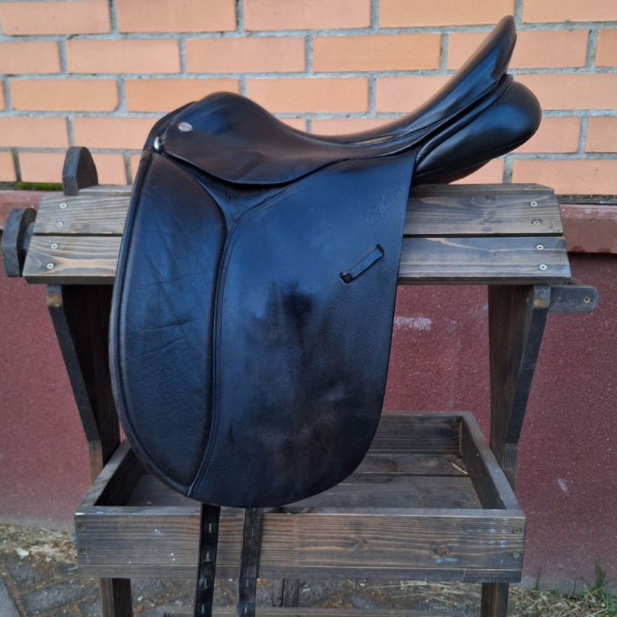 Выездковое седло для лошади