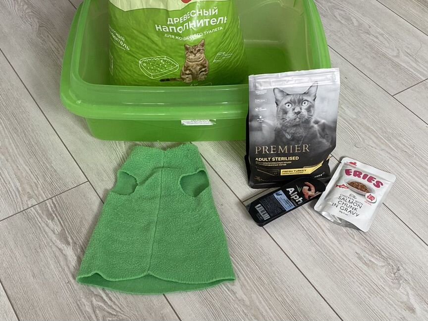Корм, горшок и наполнитель для кошек