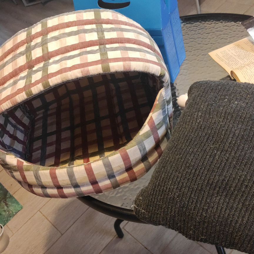 Лежанка для кошки б/у отдам