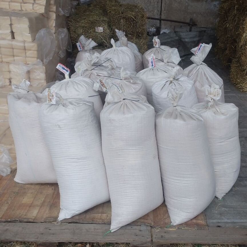 Сухие опилки в мешках